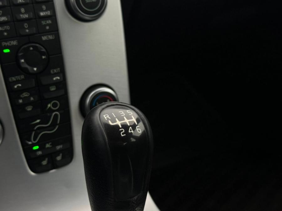 Black Volvo S40 2011 in Riga, with an engine capacity of 1.60 L and mileage of 247 thousand km for 5500 €, photo 29 on AUTOMOTO.COM.LV