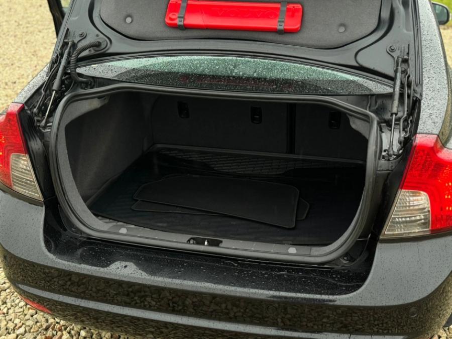Black Volvo S40 2011 in Riga, with an engine capacity of 1.60 L and mileage of 247 thousand km for 5500 €, photo 31 on AUTOMOTO.COM.LV