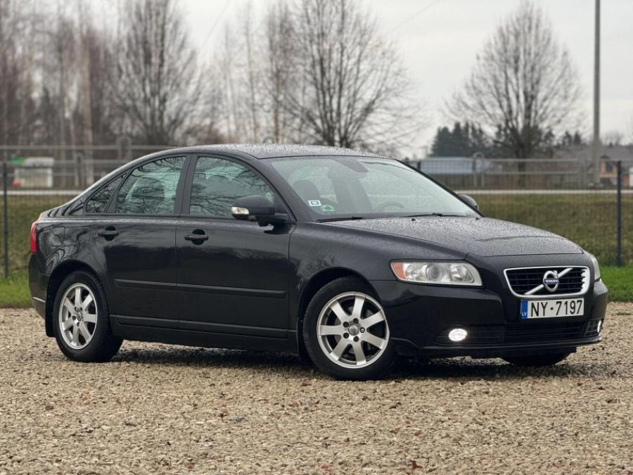 Black Volvo S40 2011 in Riga, with an engine capacity of 1.60 L and mileage of 247 thousand km for 5500 €, photo 33 on AUTOMOTO.COM.LV
