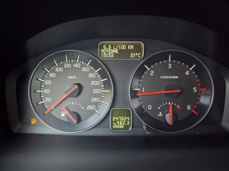 Black Volvo S40 2011 in Riga, with an engine capacity of 1.60 L and mileage of 247 thousand km for 5500 €, photo 36 on AUTOMOTO.COM.LV