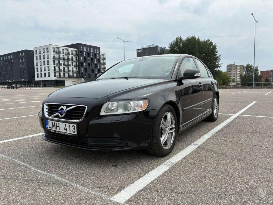 Black Volvo S40 2011 in Vilnius, with an engine capacity of 1.60 L and mileage of 247 thousand km for 2800 €, photo 1 on AUTOMOTO.COM.LV