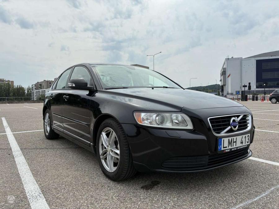 Black Volvo S40 2011 in Vilnius, with an engine capacity of 1.60 L and mileage of 247 thousand km for 2800 €, photo 4 on AUTOMOTO.COM.LV