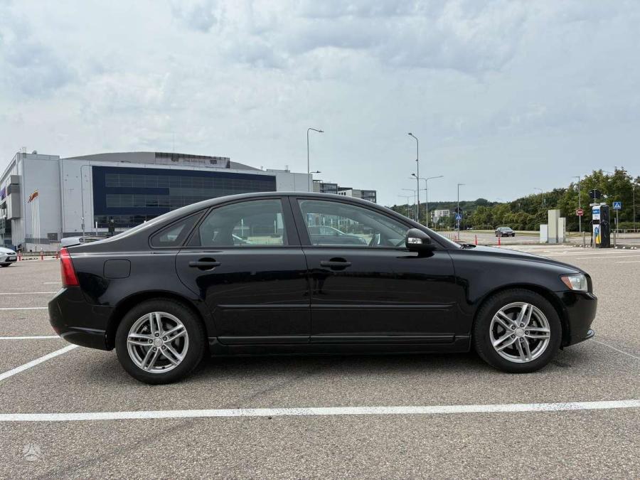 Black Volvo S40 2011 in Vilnius, with an engine capacity of 1.60 L and mileage of 247 thousand km for 2800 €, photo 5 on AUTOMOTO.COM.LV