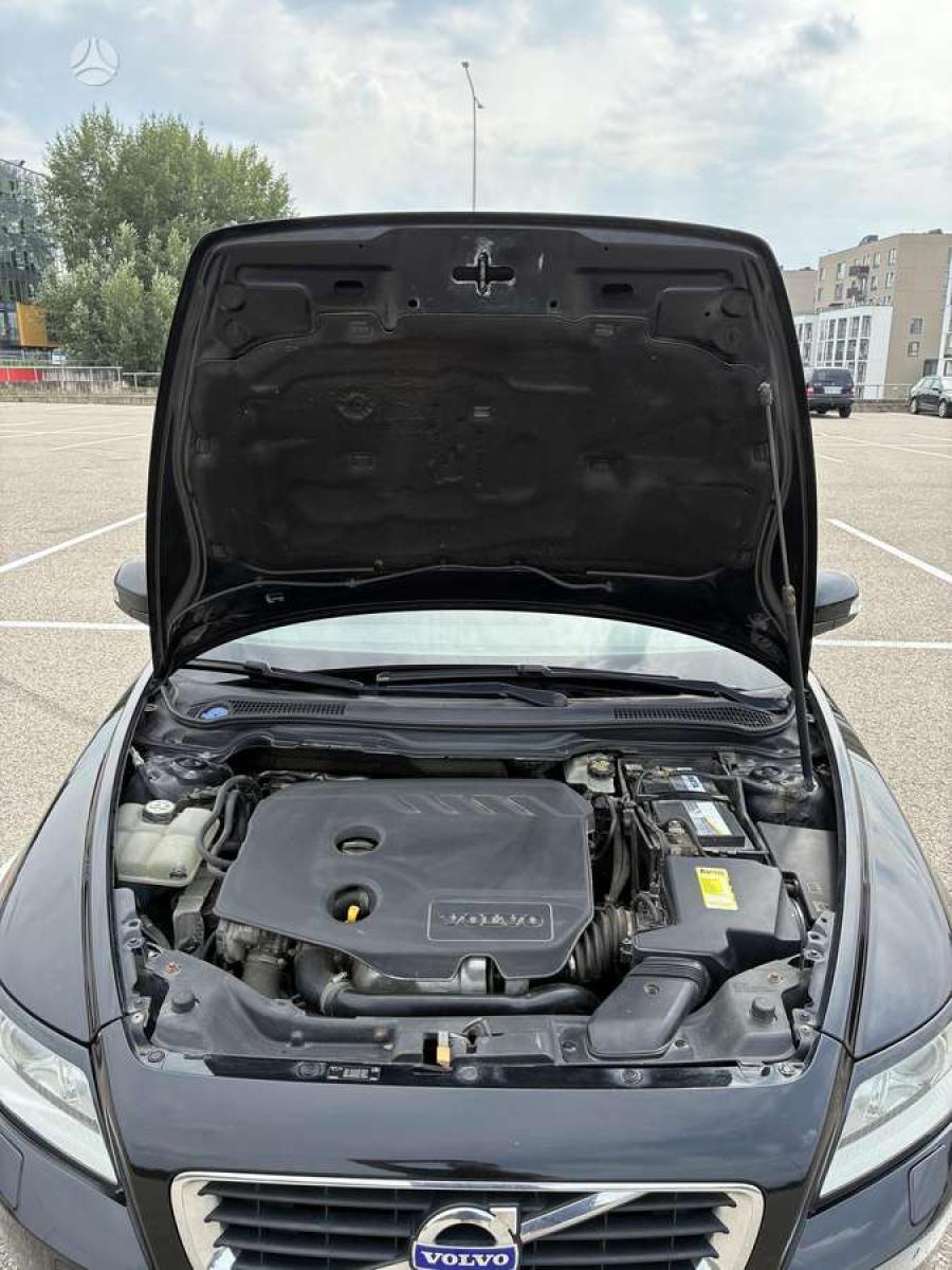 Black Volvo S40 2011 in Vilnius, with an engine capacity of 1.60 L and mileage of 247 thousand km for 2800 €, photo 18 on AUTOMOTO.COM.LV