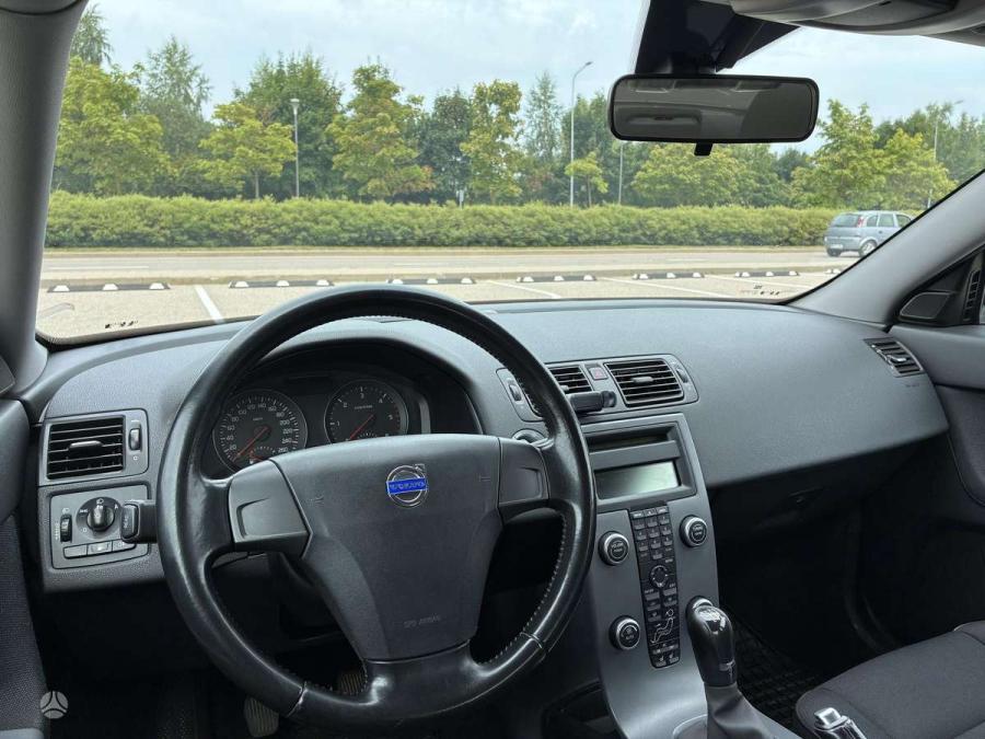 Black Volvo S40 2011 in Vilnius, with an engine capacity of 1.60 L and mileage of 247 thousand km for 2800 €, photo 24 on AUTOMOTO.COM.LV
