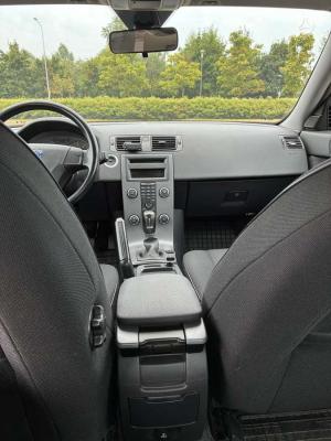 Black Volvo S40 2011 in Vilnius, with an engine capacity of 1.60 L and mileage of 247 thousand km for 2800 €, photo 28 on AUTOMOTO.COM.LV