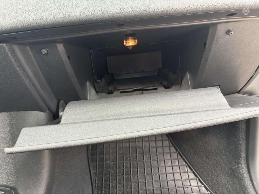 Black Volvo S40 2011 in Vilnius, with an engine capacity of 1.60 L and mileage of 247 thousand km for 2800 €, photo 33 on AUTOMOTO.COM.LV