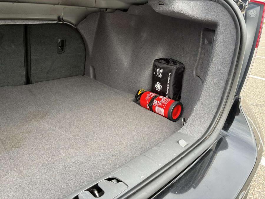 Black Volvo S40 2011 in Vilnius, with an engine capacity of 1.60 L and mileage of 247 thousand km for 2800 €, photo 38 on AUTOMOTO.COM.LV