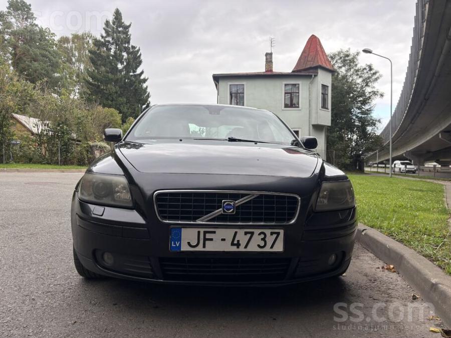 Black Volvo S40 2004 in Riga, with an engine capacity of 2.00 L and mileage of 409 thousand km for 990 €, photo 1 on AUTOMOTO.COM.LV