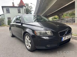 Black Volvo S40 2004 in Riga, with an engine capacity of 2.00 L and mileage of 409 thousand km for 990 €, photo 3 on AUTOMOTO.COM.LV
