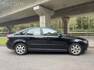Black Volvo S40 2004 in Riga, with an engine capacity of 2.00 L and mileage of 409 thousand km for 990 €, photo 4 on AUTOMOTO.COM.LV