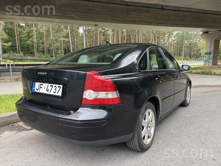 Black Volvo S40 2004 in Riga, with an engine capacity of 2.00 L and mileage of 409 thousand km for 990 €, photo 5 on AUTOMOTO.COM.LV