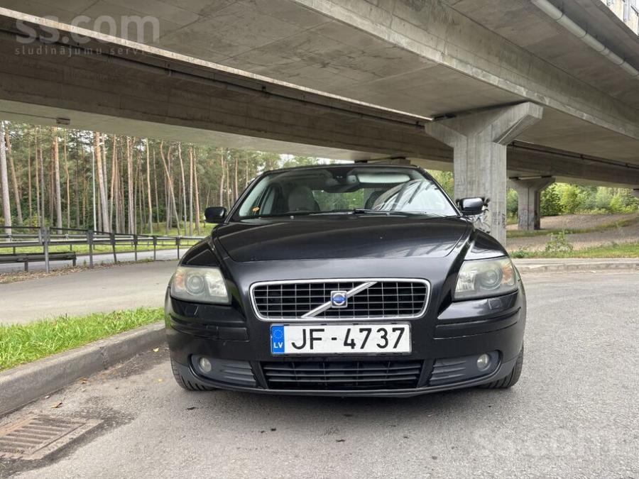 Black Volvo S40 2004 in Riga, with an engine capacity of 2.00 L and mileage of 409 thousand km for 990 €, photo 7 on AUTOMOTO.COM.LV