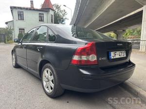 Black Volvo S40 2004 in Riga, with an engine capacity of 2.00 L and mileage of 409 thousand km for 990 €, photo 8 on AUTOMOTO.COM.LV