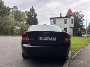 Black Volvo S40 2004 in Riga, with an engine capacity of 2.00 L and mileage of 409 thousand km for 990 €, photo 9 on AUTOMOTO.COM.LV
