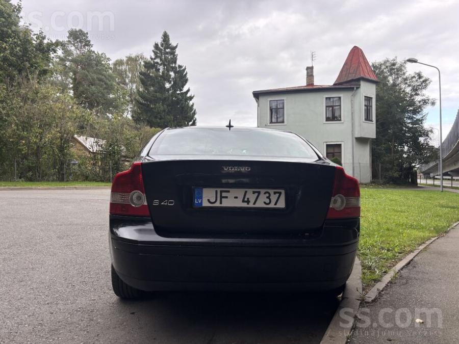 Black Volvo S40 2004 in Riga, with an engine capacity of 2.00 L and mileage of 409 thousand km for 990 €, photo 9 on AUTOMOTO.COM.LV