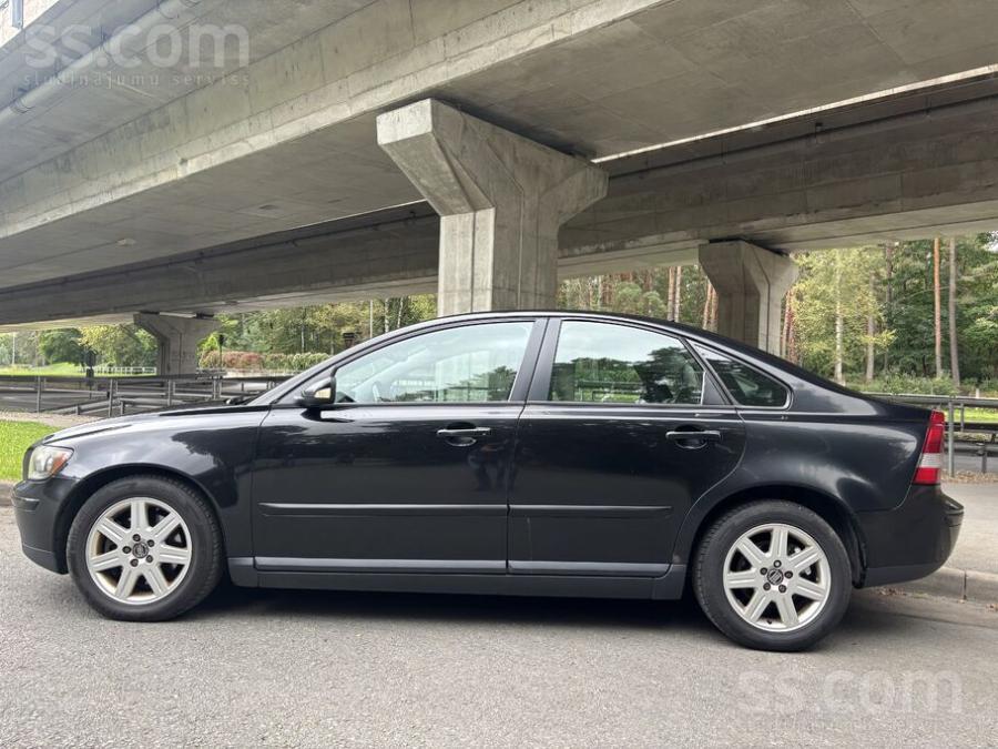 Black Volvo S40 2004 in Riga, with an engine capacity of 2.00 L and mileage of 409 thousand km for 990 €, photo 10 on AUTOMOTO.COM.LV
