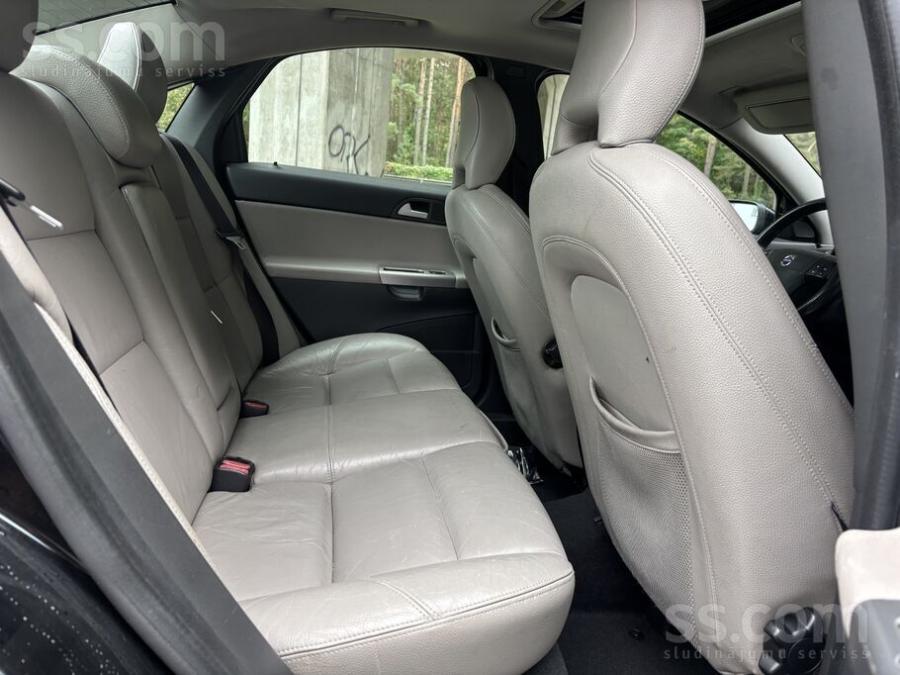Black Volvo S40 2004 in Riga, with an engine capacity of 2.00 L and mileage of 409 thousand km for 990 €, photo 13 on AUTOMOTO.COM.LV