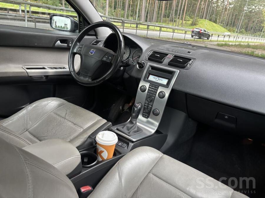 Black Volvo S40 2004 in Riga, with an engine capacity of 2.00 L and mileage of 409 thousand km for 990 €, photo 14 on AUTOMOTO.COM.LV