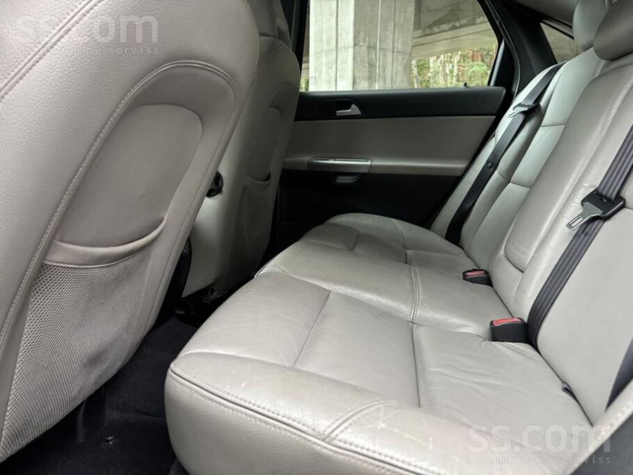 Black Volvo S40 2004 in Riga, with an engine capacity of 2.00 L and mileage of 409 thousand km for 990 €, photo 16 on AUTOMOTO.COM.LV