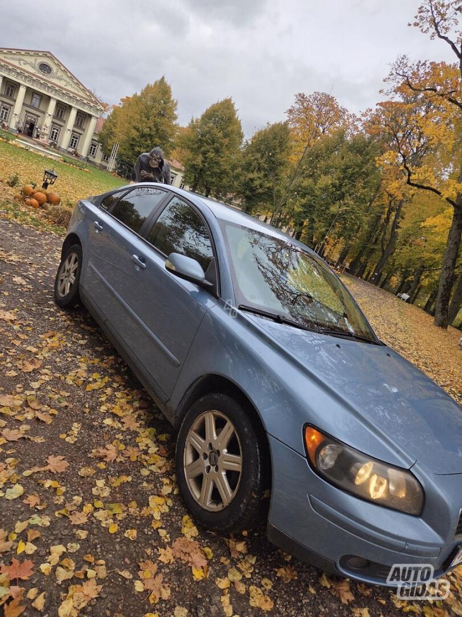 Blue Volvo S40 2005 in Ukmerge, with an engine capacity of 1.60 L and mileage of 429 thousand km for 1300 €, photo 2 on AUTOMOTO.COM.LV