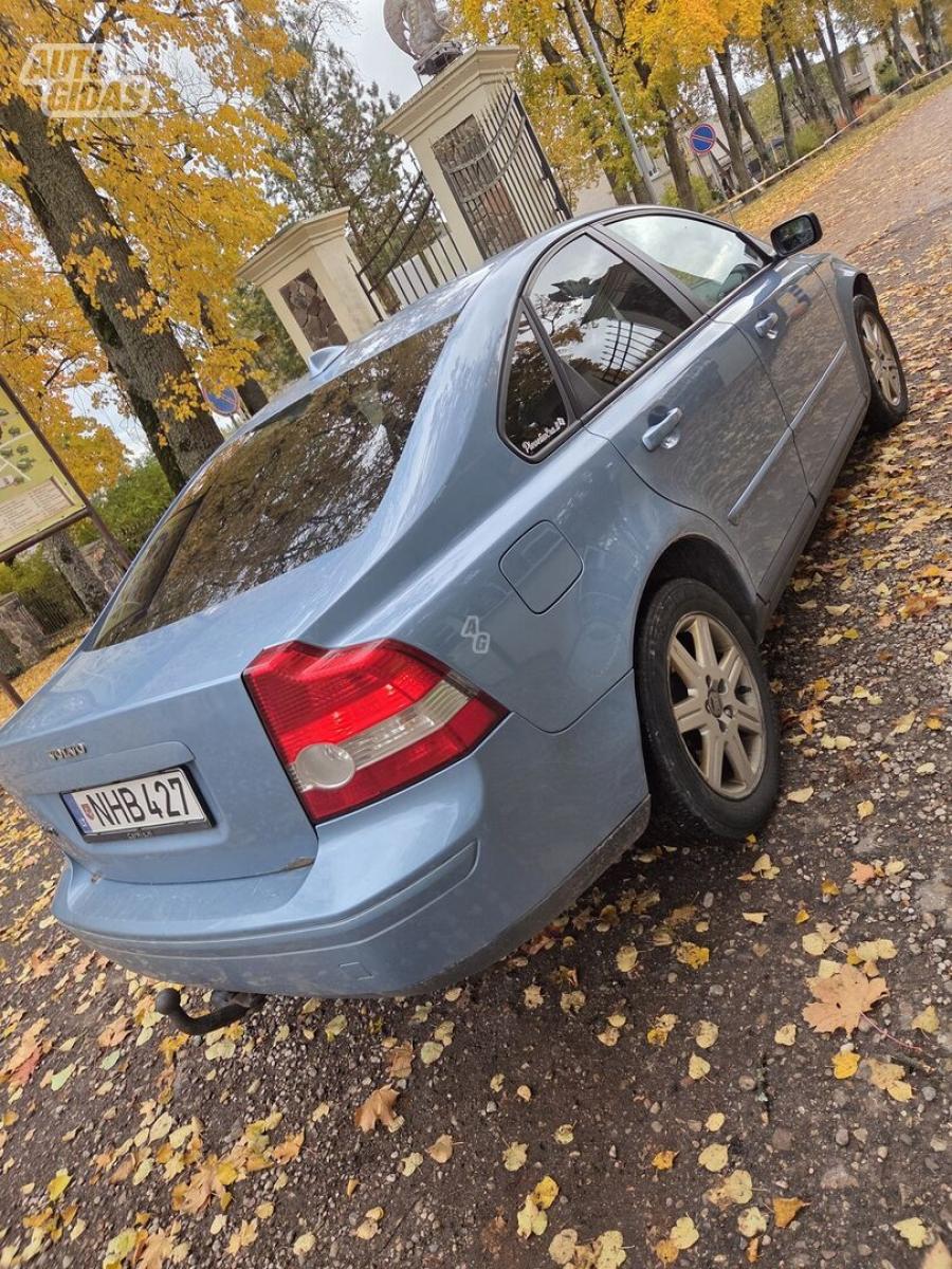 Blue Volvo S40 2005 in Ukmerge, with an engine capacity of 1.60 L and mileage of 429 thousand km for 1300 €, photo 3 on AUTOMOTO.COM.LV