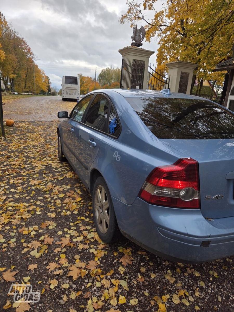 Blue Volvo S40 2005 in Ukmerge, with an engine capacity of 1.60 L and mileage of 429 thousand km for 1300 €, photo 5 on AUTOMOTO.COM.LV