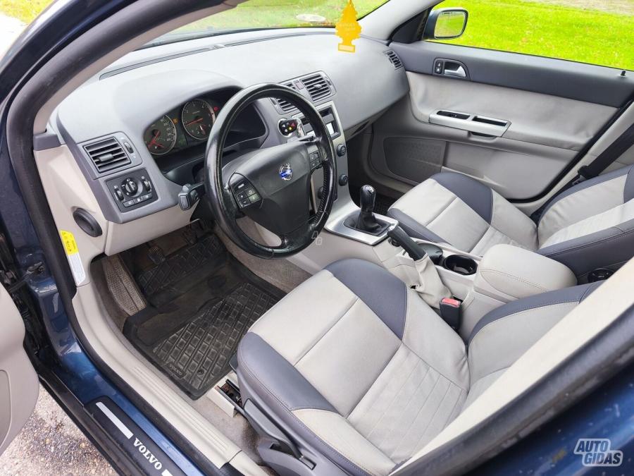 Blue Volvo S40 2005 in Taurage, with an engine capacity of 1.60 L and mileage of 265 thousand km for 1750 €, photo 12 on AUTOMOTO.COM.LV