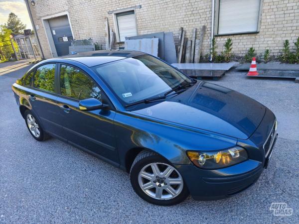 Blue Volvo S40 2006 in Taurage, with an engine capacity of 2.00 L and mileage of 425 thousand km for 1750 €, photo 1 on AUTOMOTO.COM.LV