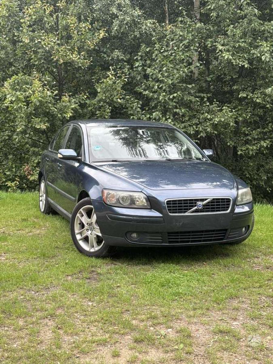 Blue Volvo S40 2006 in Mazeikiai, with an engine capacity of 1.56 L and mileage of 201 thousand km for 2200 €, photo 3 on AUTOMOTO.COM.LV