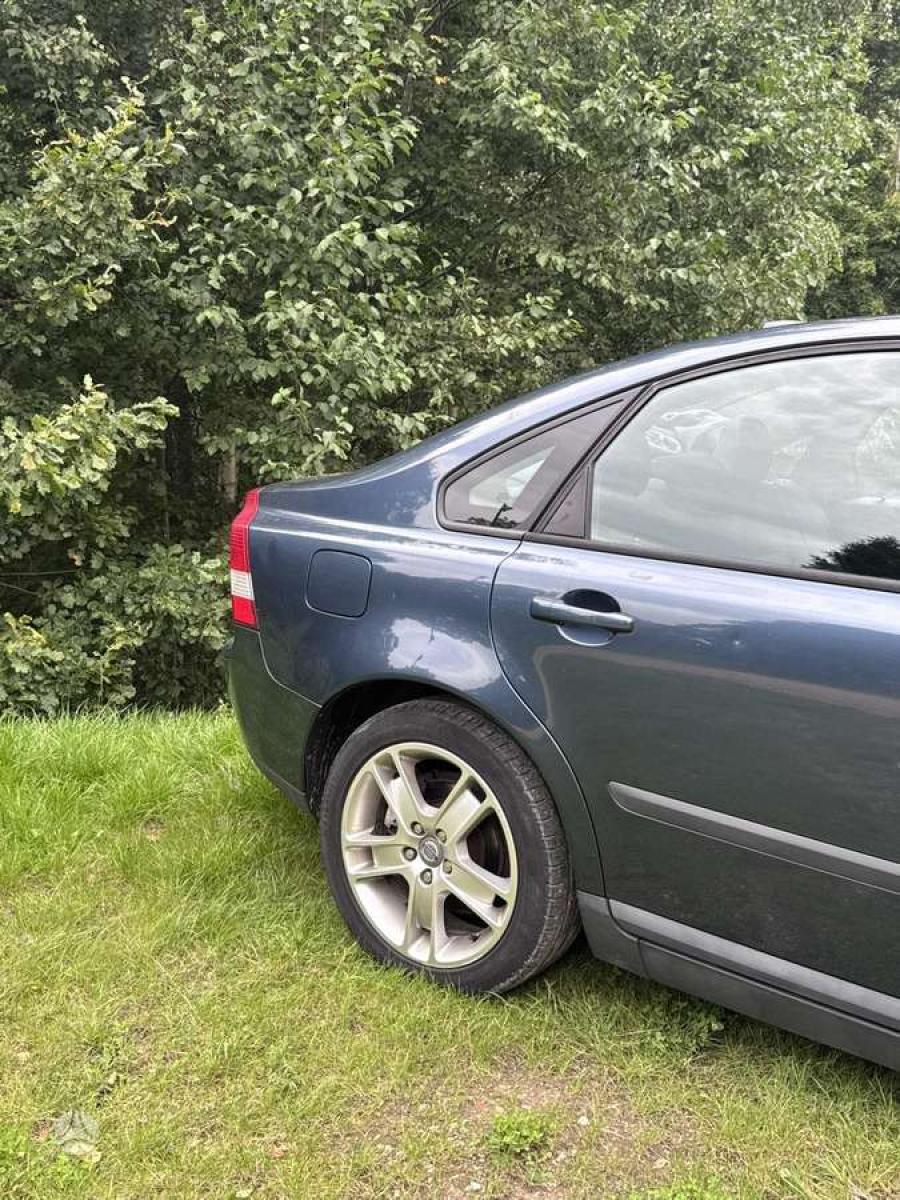 Blue Volvo S40 2006 in Mazeikiai, with an engine capacity of 1.56 L and mileage of 201 thousand km for 2200 €, photo 6 on AUTOMOTO.COM.LV