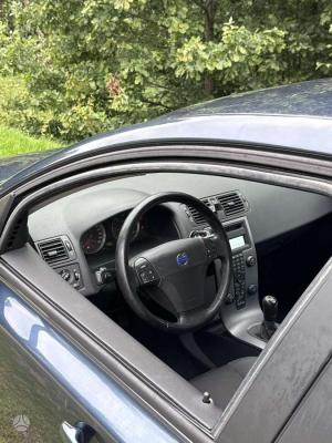 Blue Volvo S40 2006 in Mazeikiai, with an engine capacity of 1.56 L and mileage of 201 thousand km for 2200 €, photo 7 on AUTOMOTO.COM.LV