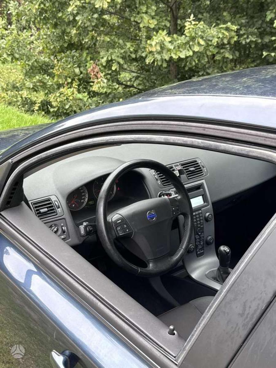 Blue Volvo S40 2006 in Mazeikiai, with an engine capacity of 1.56 L and mileage of 201 thousand km for 2200 €, photo 7 on AUTOMOTO.COM.LV