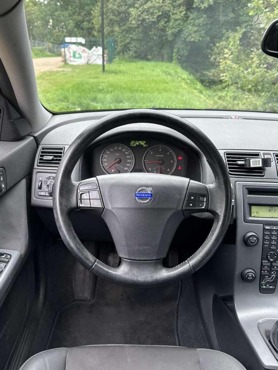 Blue Volvo S40 2006 in Mazeikiai, with an engine capacity of 1.56 L and mileage of 201 thousand km for 2200 €, photo 9 on AUTOMOTO.COM.LV