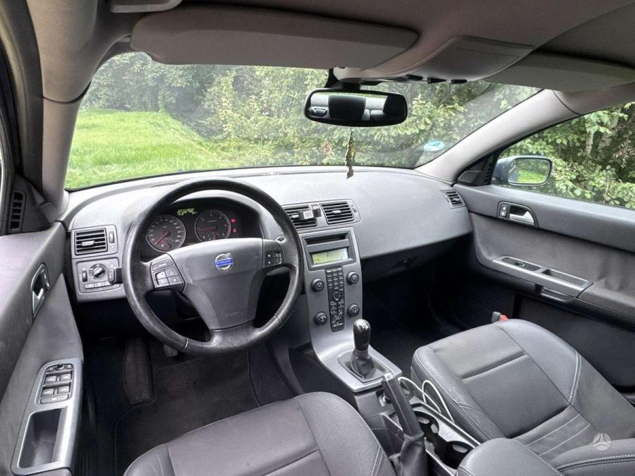 Blue Volvo S40 2006 in Mazeikiai, with an engine capacity of 1.56 L and mileage of 201 thousand km for 2200 €, photo 10 on AUTOMOTO.COM.LV