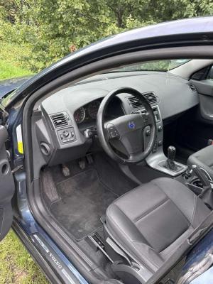 Blue Volvo S40 2006 in Mazeikiai, with an engine capacity of 1.56 L and mileage of 201 thousand km for 2200 €, photo 12 on AUTOMOTO.COM.LV