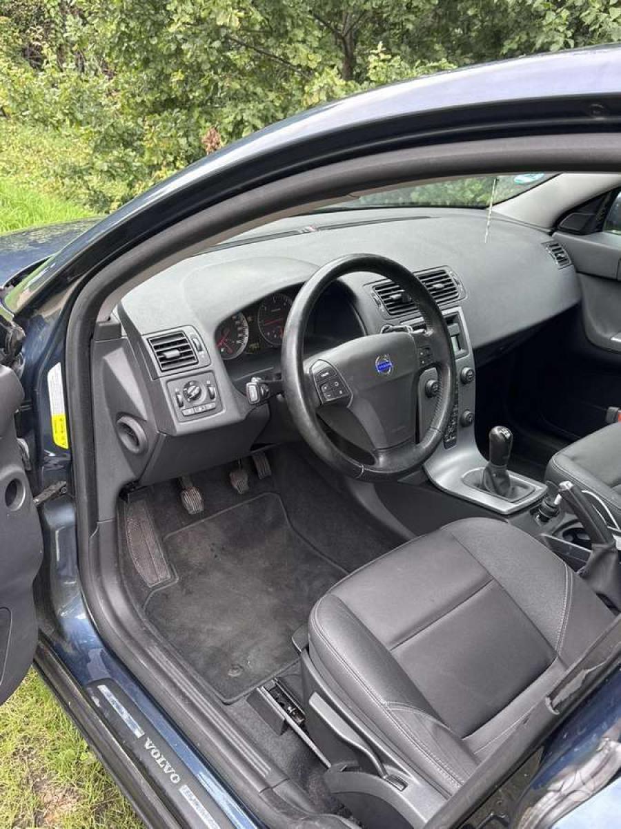Blue Volvo S40 2006 in Mazeikiai, with an engine capacity of 1.56 L and mileage of 201 thousand km for 2200 €, photo 12 on AUTOMOTO.COM.LV