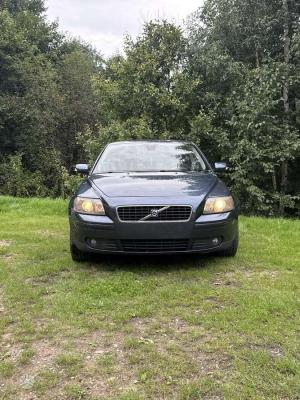 Blue Volvo S40 2006 in Mazeikiai, with an engine capacity of 1.56 L and mileage of 201 thousand km for 2200 €, photo 13 on AUTOMOTO.COM.LV