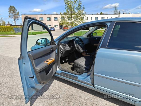Zils Volvo S40 2012 Tartu, ar dzinēja tilpumu 2.00 L un nobraukumu 177 tūkst. km par 3100 €, foto 9 vietnē AUTOMOTO.COM.LV