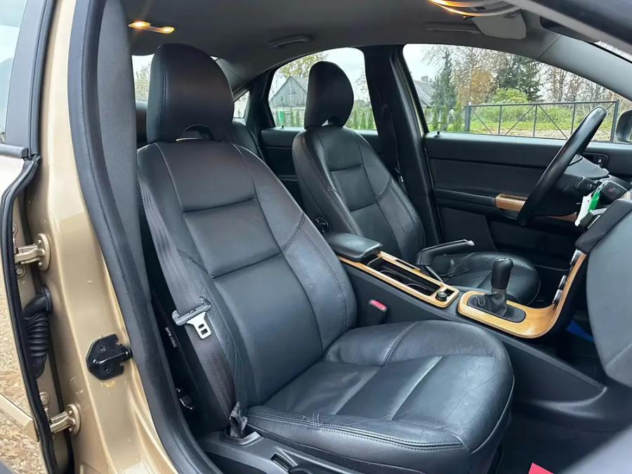 Brown Volvo S40 2009 in Jelgava, with an engine capacity of 1.60 L and mileage of 300 thousand km for 3990 €, photo 12 on AUTOMOTO.COM.LV