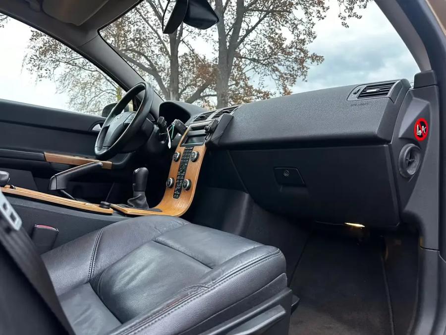 Brown Volvo S40 2009 in Jelgava, with an engine capacity of 1.60 L and mileage of 300 thousand km for 3990 €, photo 13 on AUTOMOTO.COM.LV