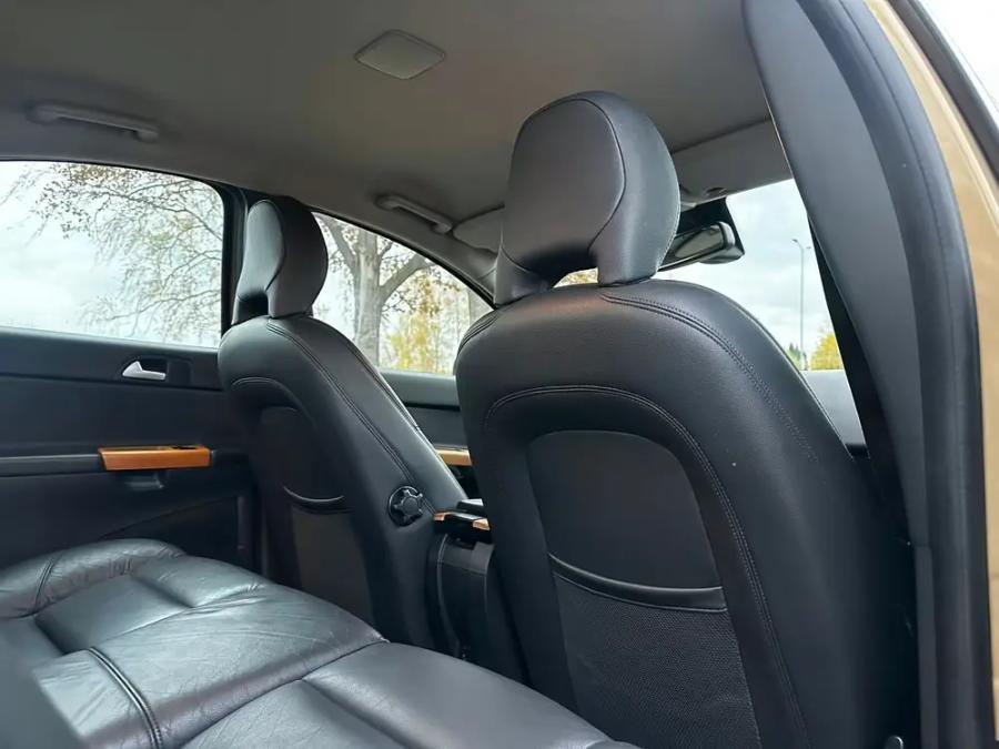 Brown Volvo S40 2009 in Jelgava, with an engine capacity of 1.60 L and mileage of 300 thousand km for 3990 €, photo 15 on AUTOMOTO.COM.LV