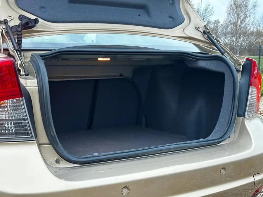 Brown Volvo S40 2009 in Jelgava, with an engine capacity of 1.60 L and mileage of 300 thousand km for 3990 €, photo 31 on AUTOMOTO.COM.LV
