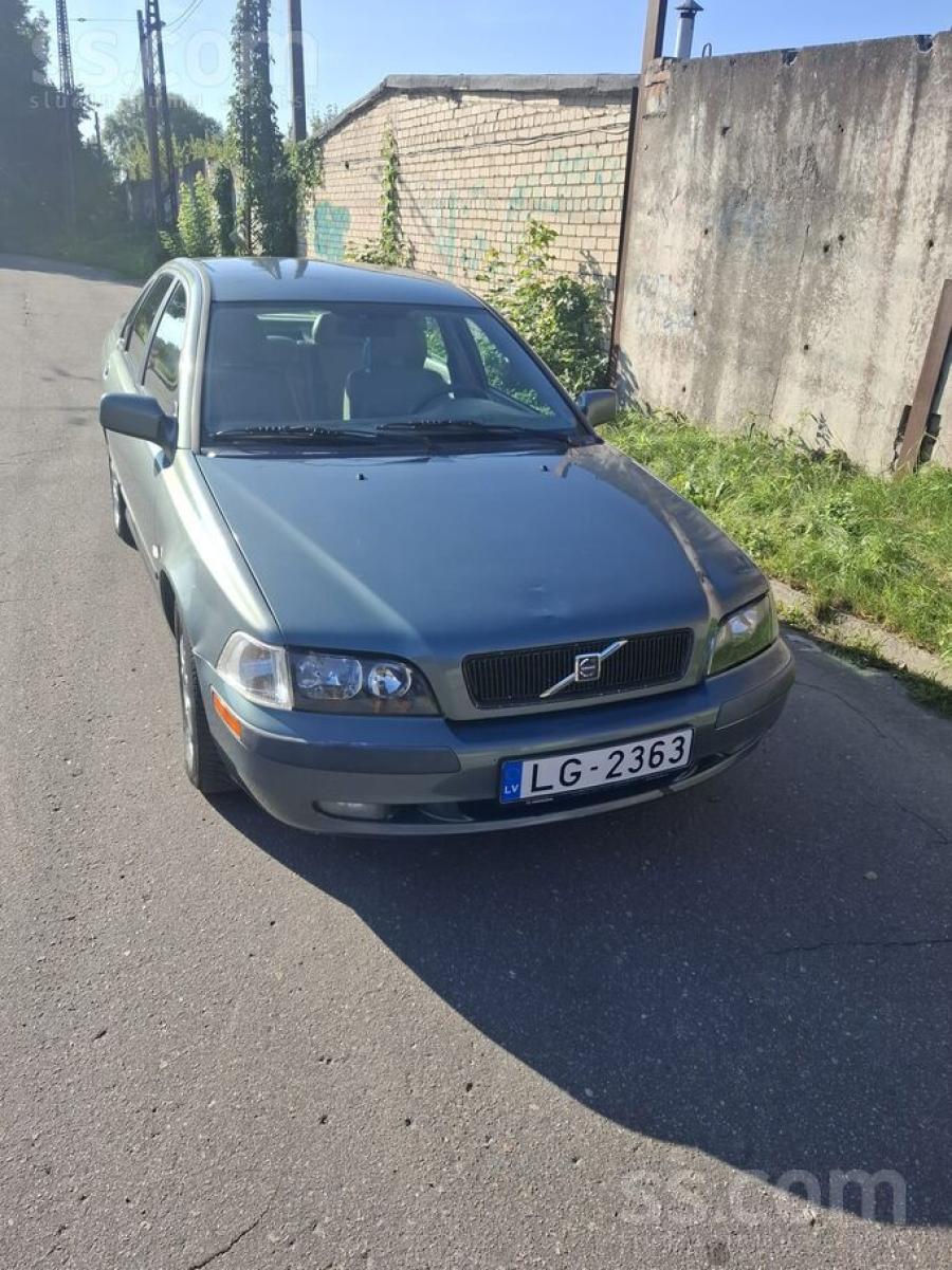 Green Volvo S40 2003 in Riga, with an engine capacity of 1.90 L and mileage of 304 thousand km for 1050 €, photo 1 on AUTOMOTO.COM.LV