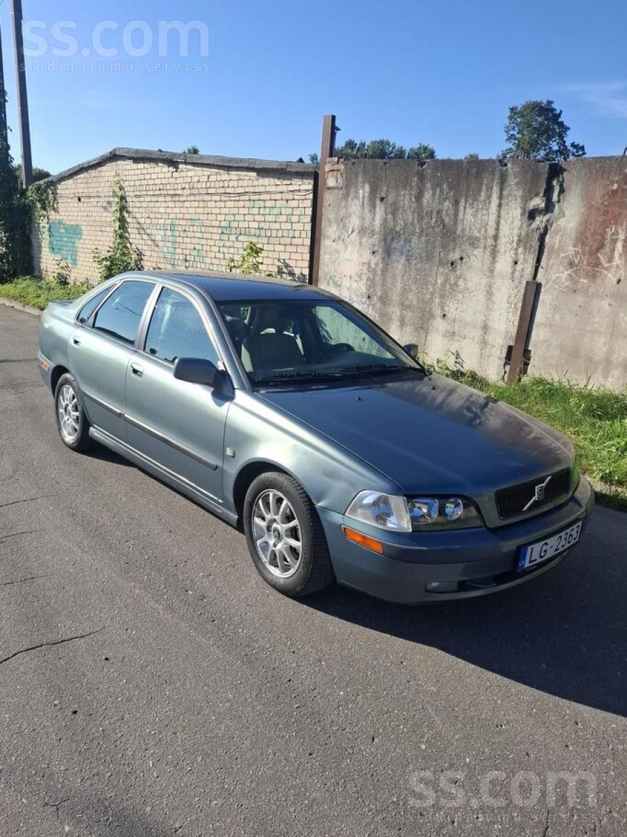 Green Volvo S40 2003 in Riga, with an engine capacity of 1.90 L and mileage of 304 thousand km for 1050 €, photo 3 on AUTOMOTO.COM.LV