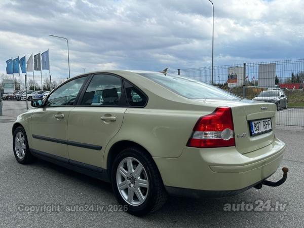 Green Volvo S40 2004 in Tallinn, with an engine capacity of 2.40 L and mileage of 221 thousand km for 2390 €, photo 3 on AUTOMOTO.COM.LV