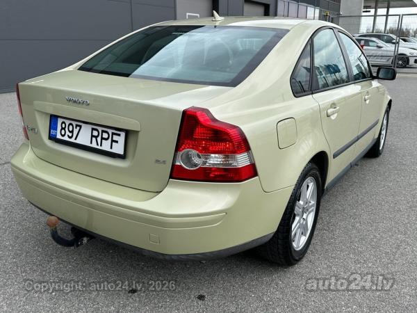 Green Volvo S40 2004 in Tallinn, with an engine capacity of 2.40 L and mileage of 221 thousand km for 2390 €, photo 5 on AUTOMOTO.COM.LV