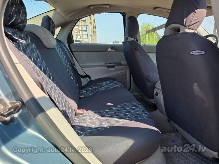 Green Volvo S40 2004 in Tallinn, with an engine capacity of 2.40 L and mileage of 259 thousand km for 699 €, photo 7 on AUTOMOTO.COM.LV