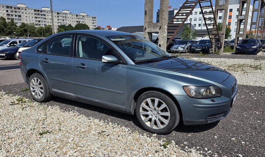 Green Volvo S40 2004 in Tallinn, with an engine capacity of 2.40 L and mileage of 259 thousand km for 699 €, photo 1 on AUTOMOTO.COM.LV