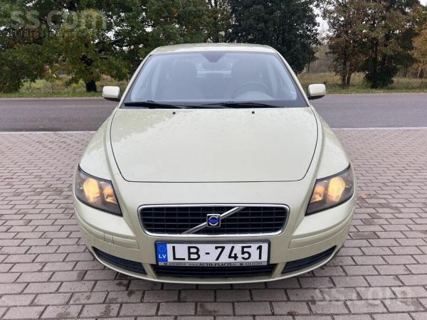Green Volvo S40 2004 in Limbazi, with an engine capacity of 2.40 L and mileage of 183 thousand km for 2450 €, photo 3 on AUTOMOTO.COM.LV